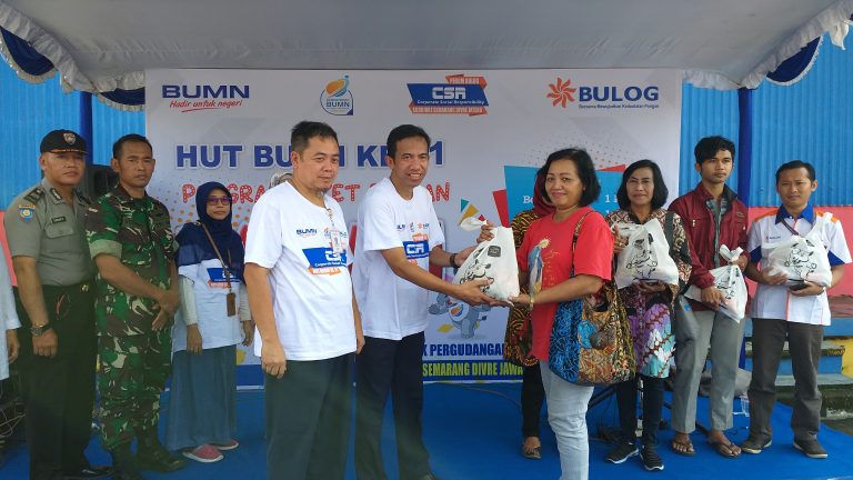 Bulog Semarang Salurkan 15.000 Paket Sembako Murah - ZonaPasar.com